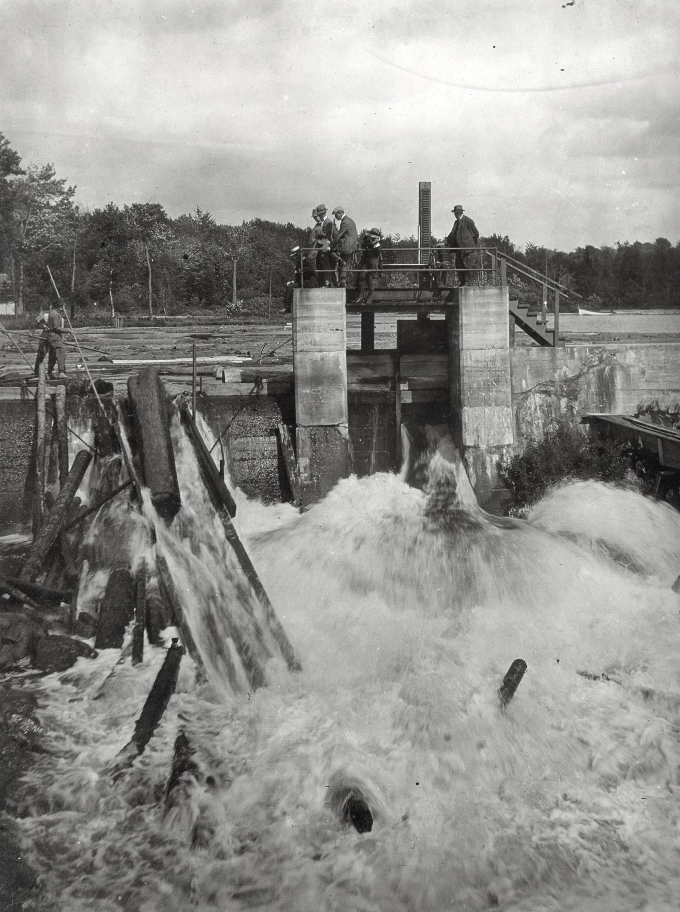 Logs going over the Old Forge Dam